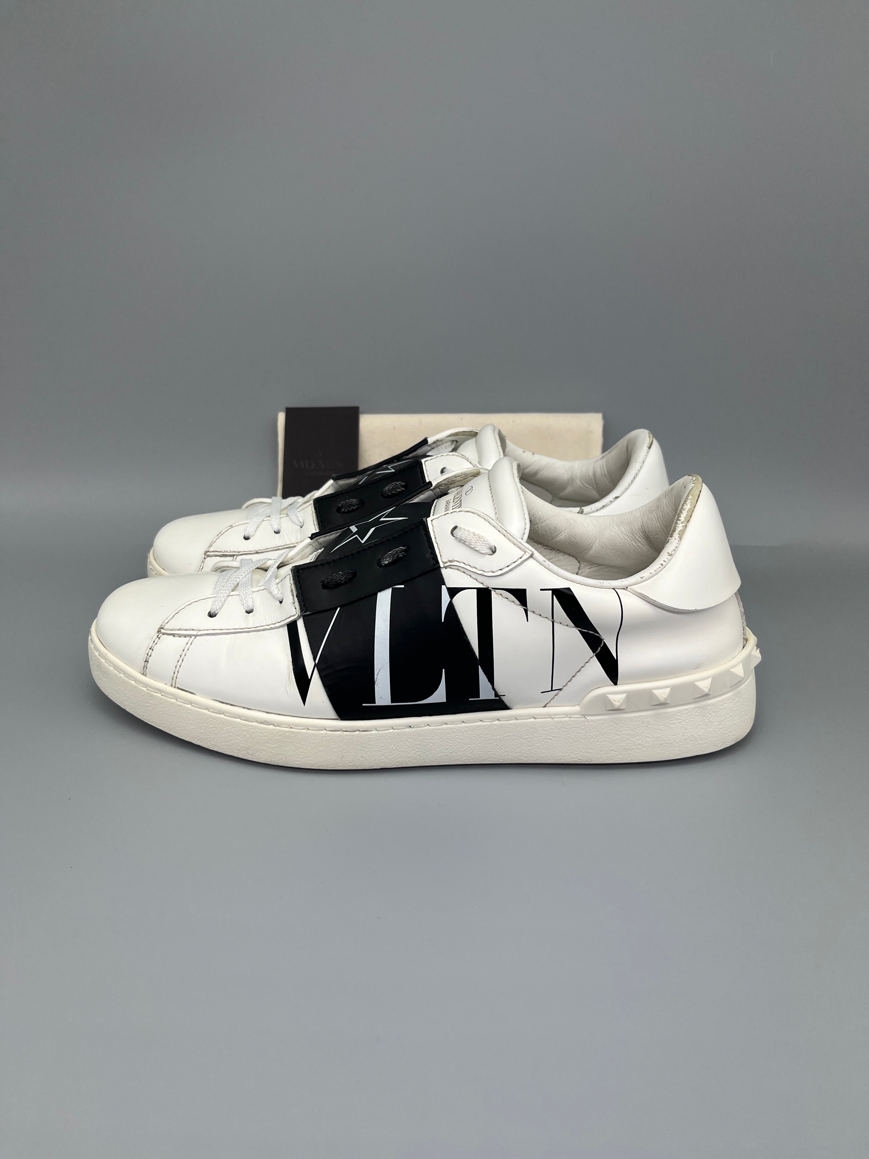 Valentino Open Sneaker VLTN | 44 – The Grand Archive AB